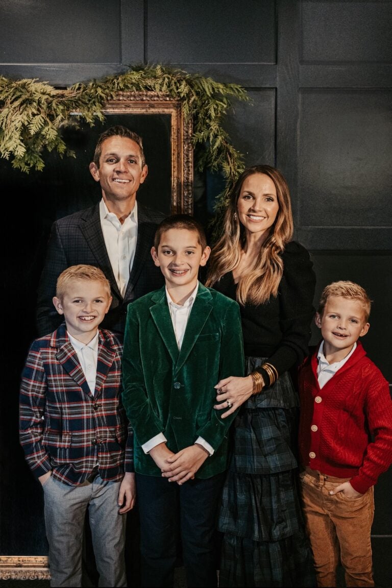 Holiday-Themed Family Picture Outfits - Merrick's Art