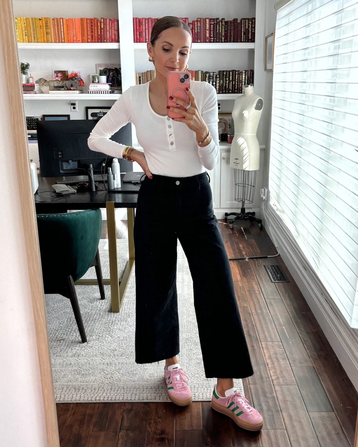 Fall Mom Outfits With Sneakers - Merrick's Art